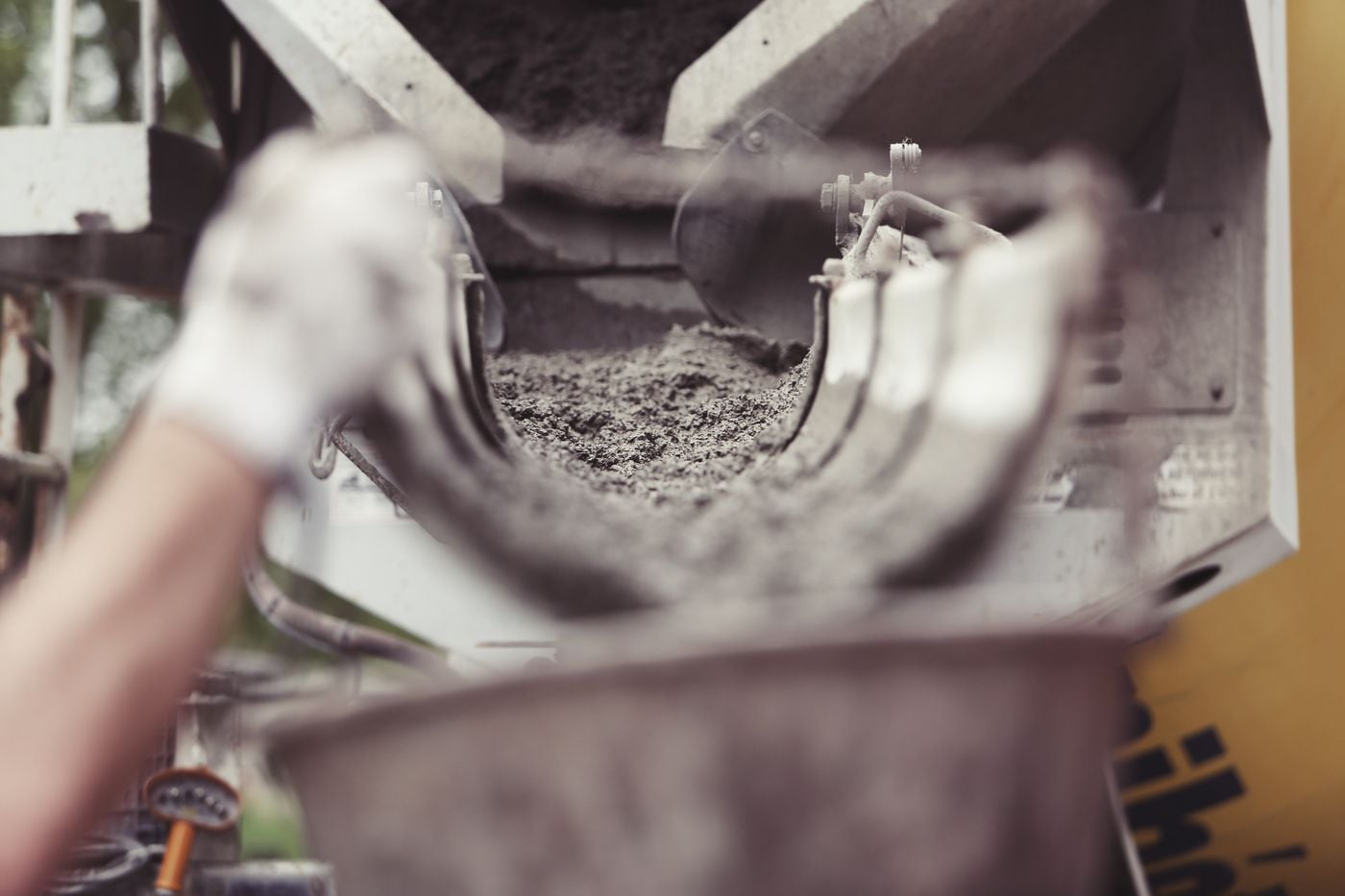 Gunite vs. Shotcrete: Concrete Pools Compared